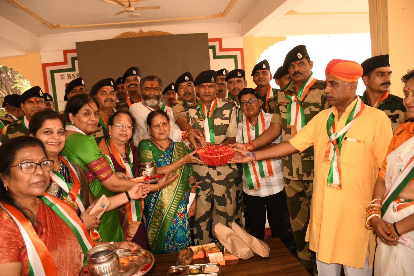 भारत पाक सीमा पर जवानों की कलाई पर बांधे रक्षा सूत्र - Jan Expresslive