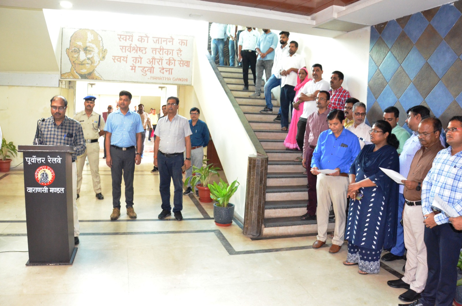 वाराणसी में रेल कर्मियों ने मनाया सद्भावना दिवस, ली शपथ - Jan Expresslive