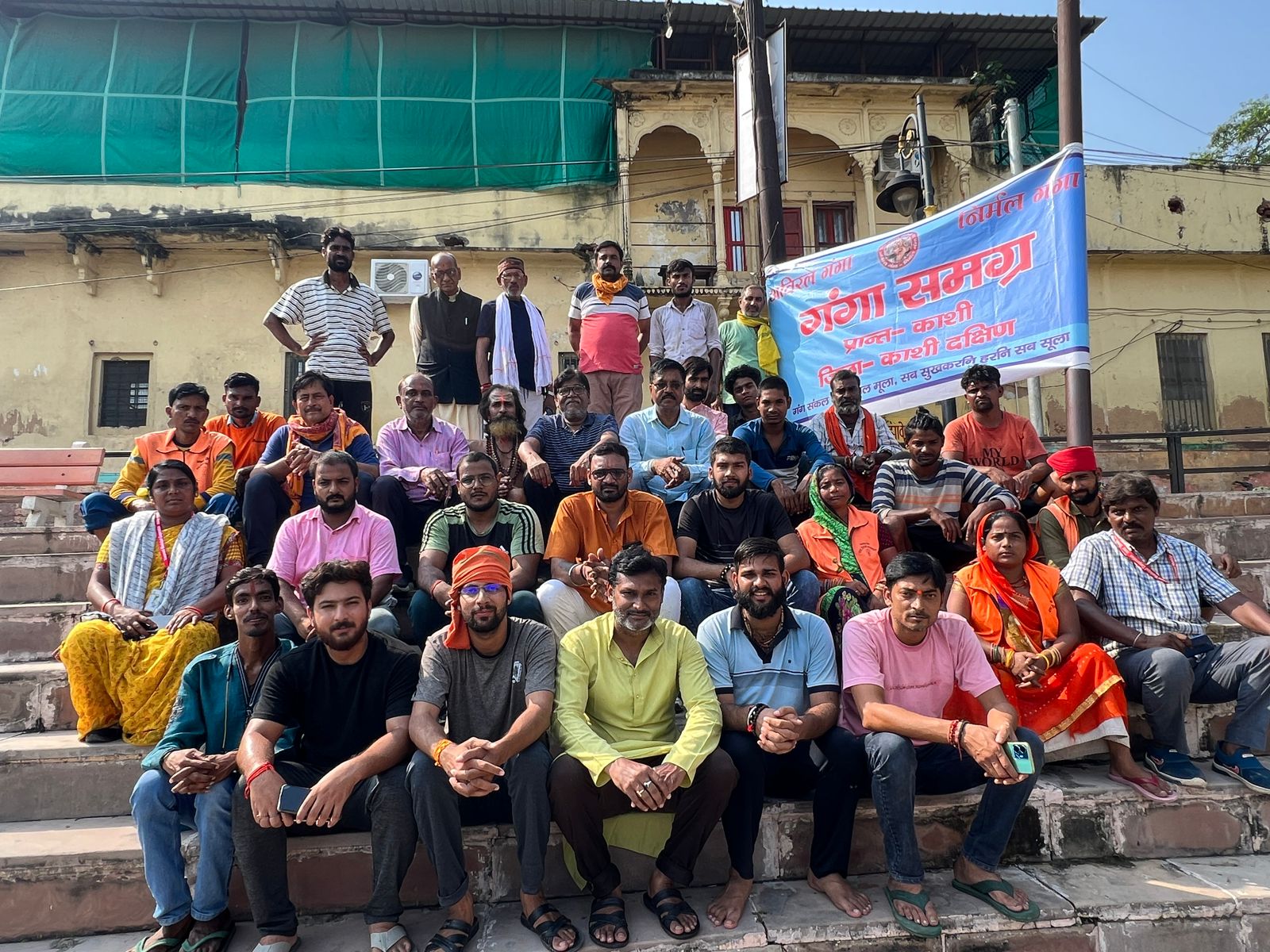 पुष्कर कुण्ड में गंगा समग्र काशी दक्षिण के कार्यकर्ताओं ने चलाया स्वच्छता अभियान - Jan Expresslive