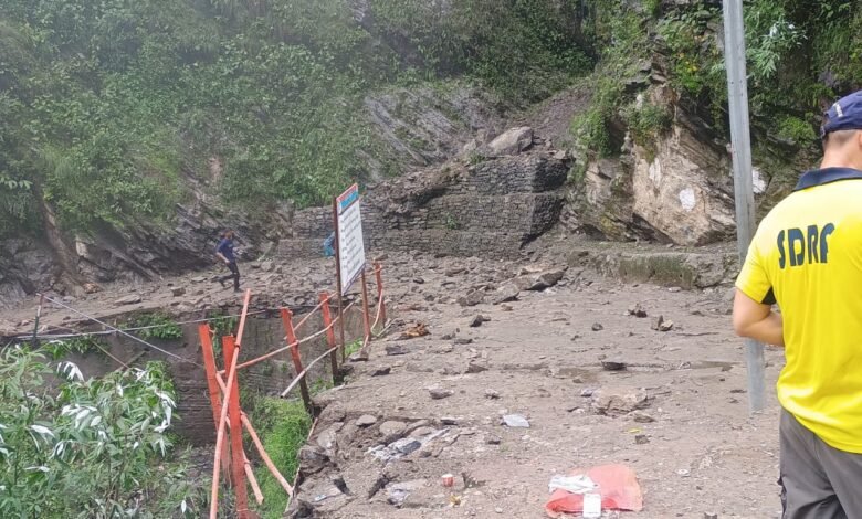 केदारनाथ पैदल मार्ग पर पहाड़ के मलबे की चपेट में आने से 3 यात्रियों की मौत - Jan Expresslive