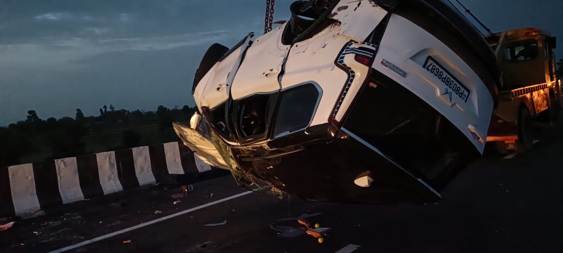 दिल्ली-मुंबई एक्सप्रेसवे पर तेज स्पीड कार पलटी, पंजाब निवासी दो की मौत, 3 घायल - Jan Expresslive