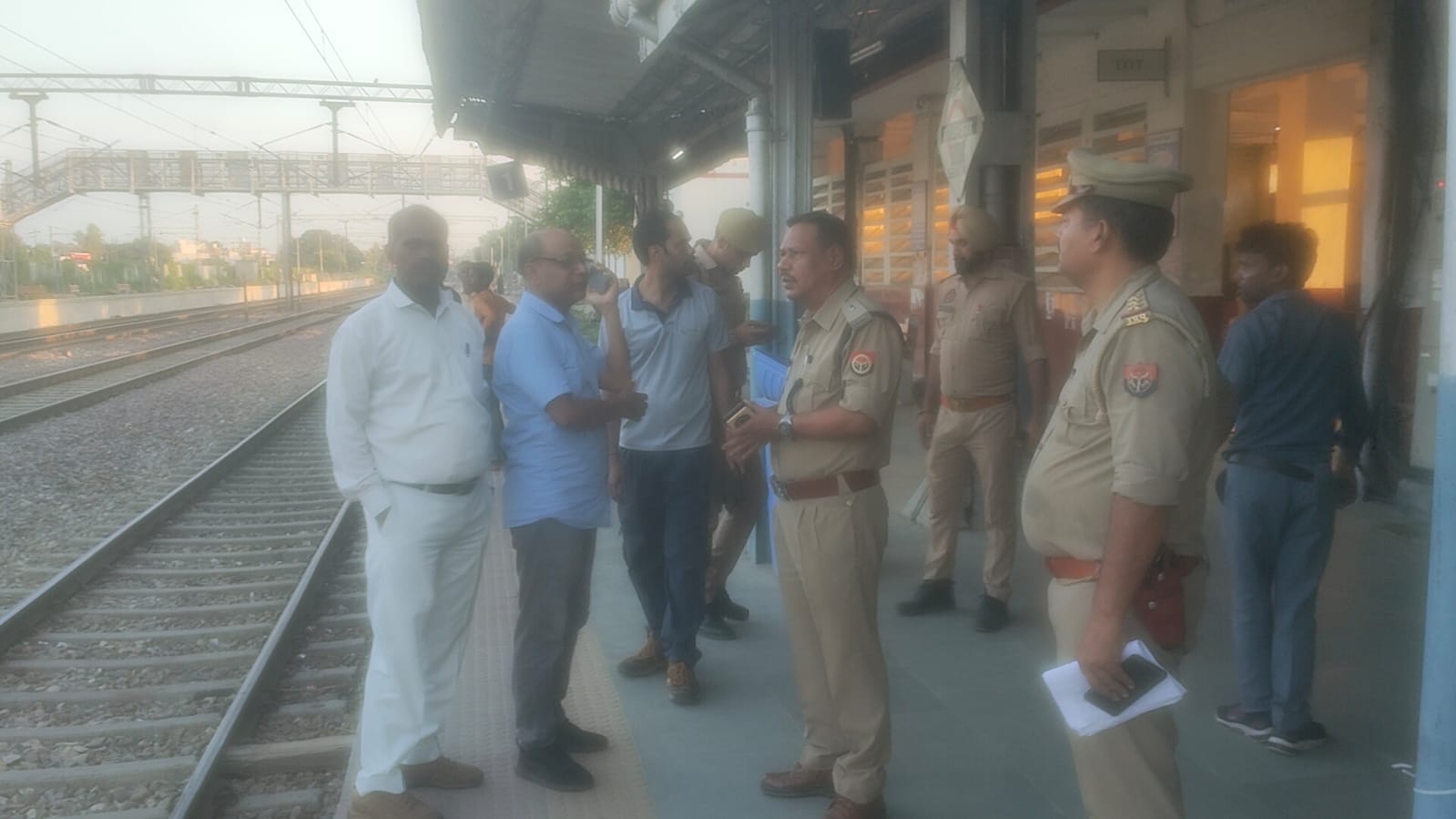 फिरोजाबाद से धनबाद जा रही किसान एक्सप्रेस दो हिस्सों में बंटी - Jan Expresslive