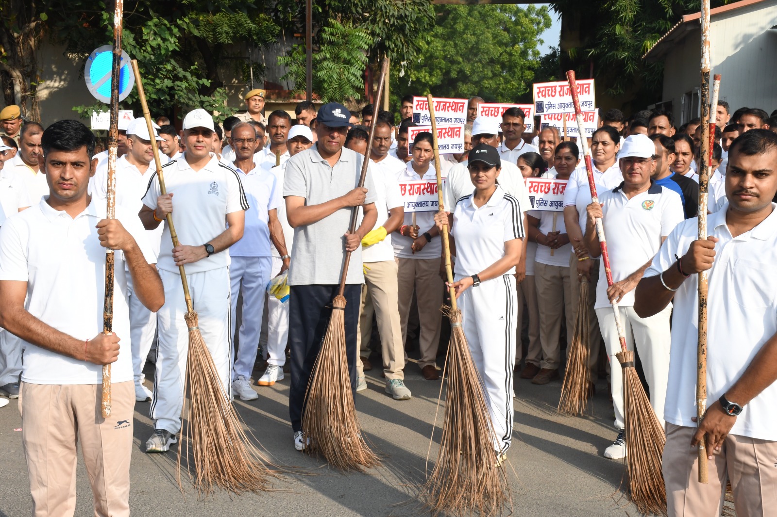 जयपुर पुलिस कमिश्नर ने श्रमदान कर दिया स्वच्छता का संदेश - Jan Expresslive