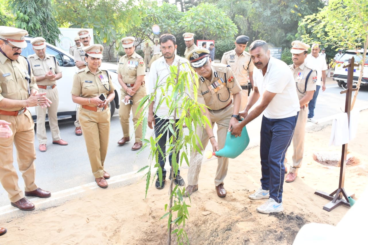 शहीदों के बलिदान से प्रेरणा लेकर देश की सेवा का संकल्प लें: पुलिस ...