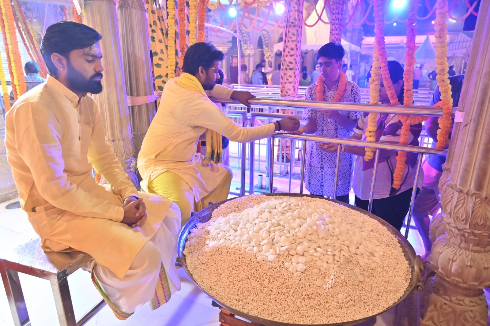 श्री काशी विश्वनाथ धाम के अन्नपूर्णा मंदिर में अन्नधन का खजाना श्रद्धालुओं में बांटा गया - Jan ...