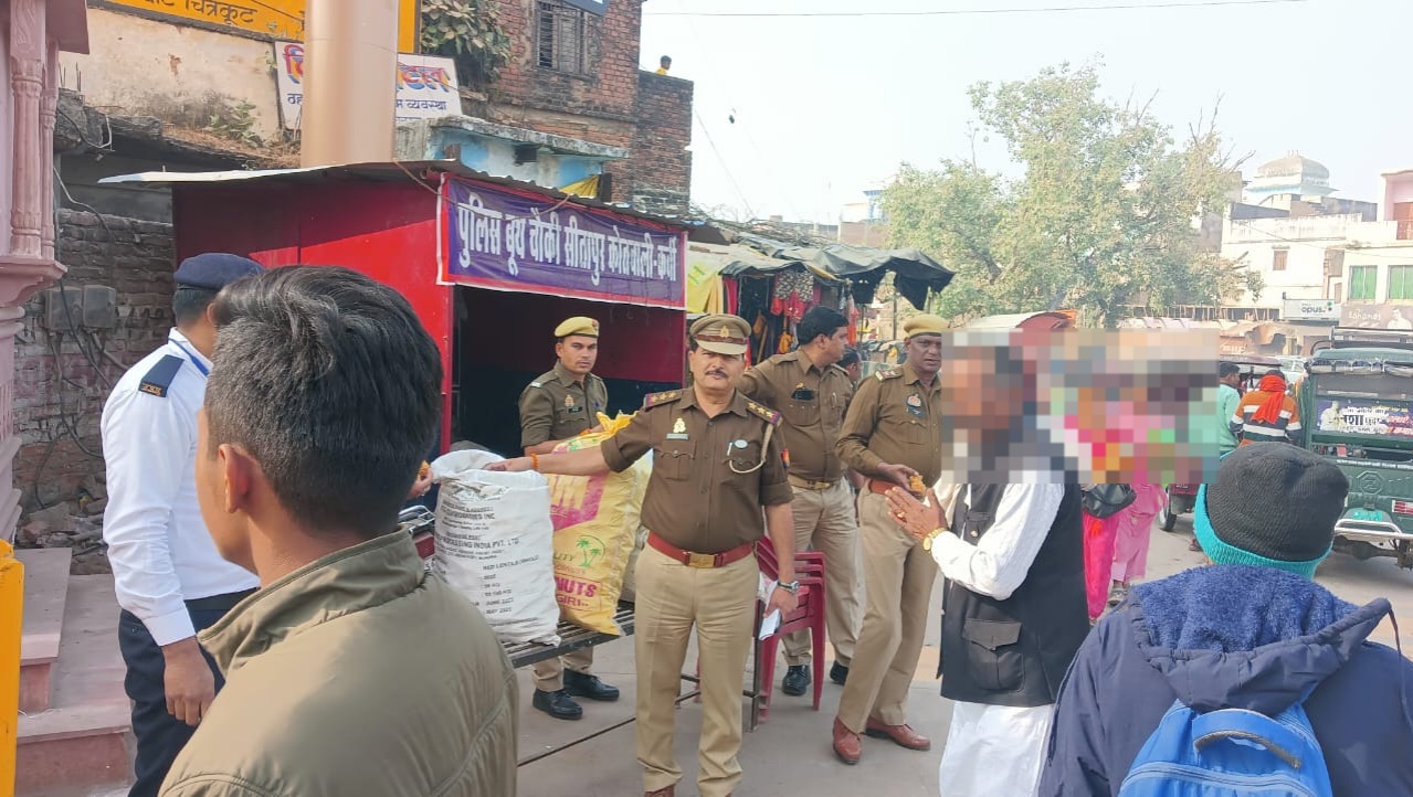 पुलिस ने अगहन मास अमावस्या मेले मे आये हुये श्रद्धालुओं को लाई का डुढ़ा ...