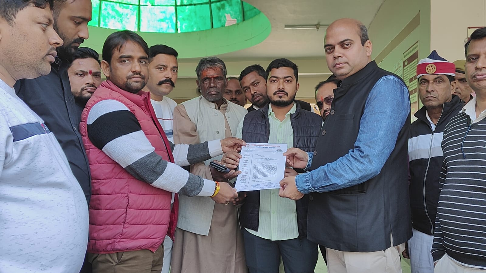 प्रयागराज में पत्रकार से अभद्रता, फरेंदा में पत्रकारों ने सौंपा ज्ञापन ...