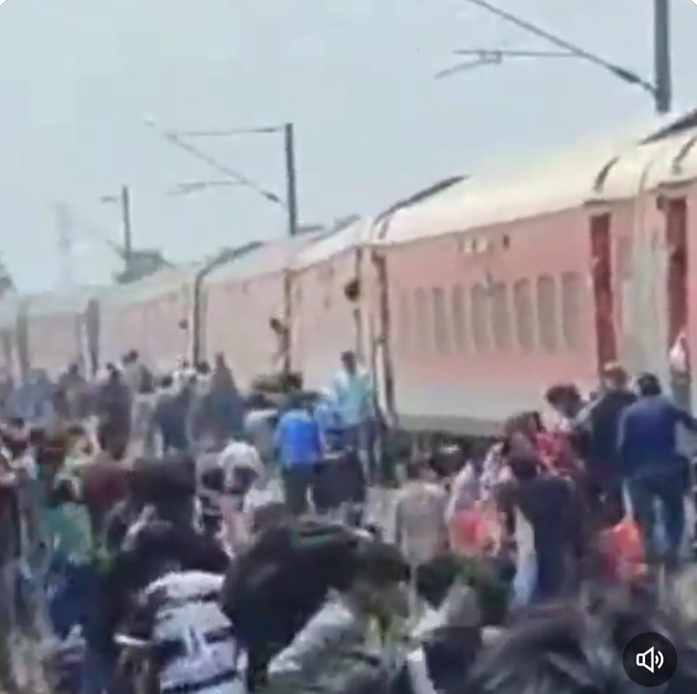 कामाख्या एक्सप्रेस में बड़ा हादसा, 11 डिब्बे पटरी से उतरे - Jan Expresslive