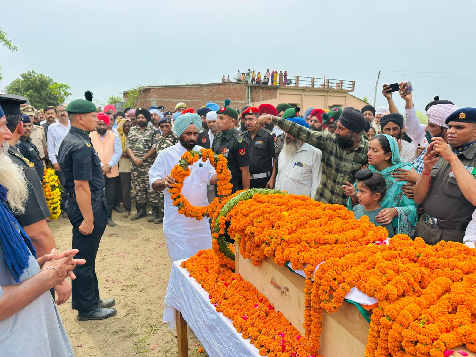शहीद हवलदार लखविंदर सिंह को नम आंखों से अंतिम विदाई - Jan Expresslive