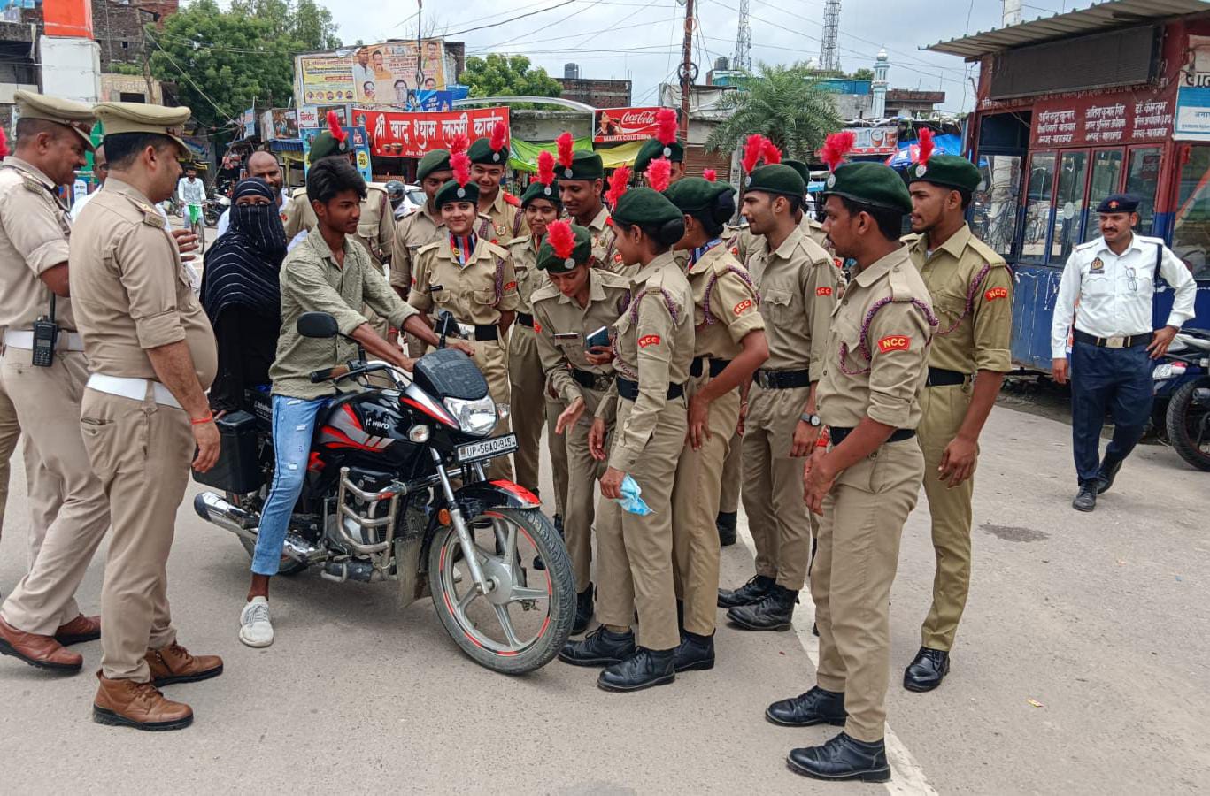 यातायात पुलिस व एनसीसी कैडेटों ने मिलकर चलाया जागरूकता अभियान - Jan Expresslive