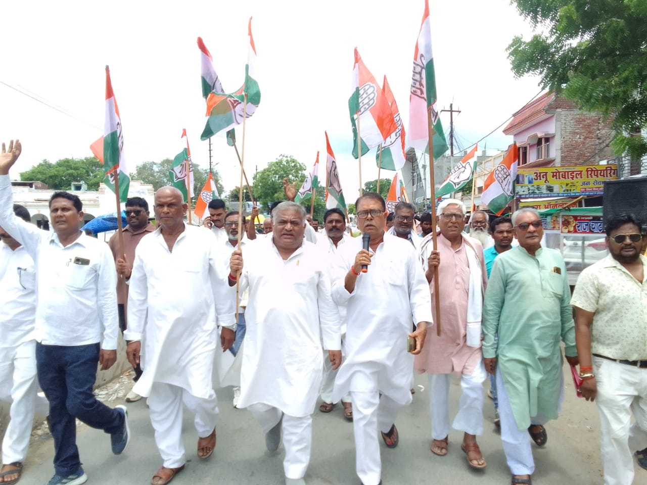 फर्जी मुकदमे और विद्यालय बंदी के खिलाफ सड़क पर उतरे कांग्रेसी - Jan ...