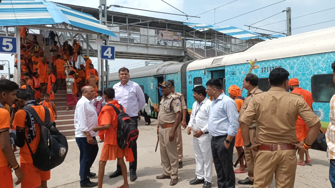 श्रावण मास में कांवरियों की सेवा में जुटा प्रशासन, स्टेशन पर बांटे गए ...
