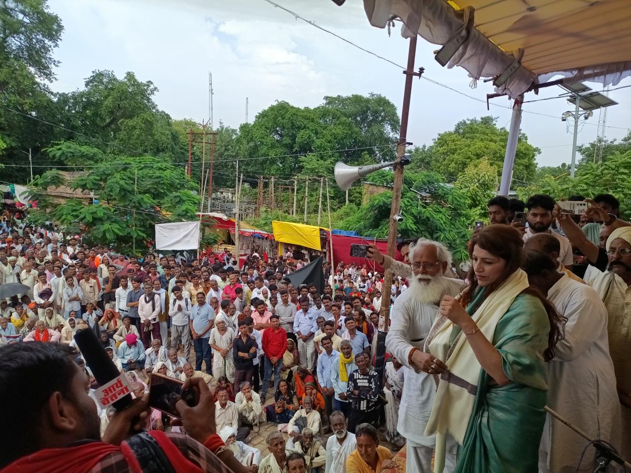 डीएम को शिकायत सौप वृद्ध ने सरकारी पट्टे की जमीन से कब्जा हटवाने की लगाई गुहार - Jan Expresslive