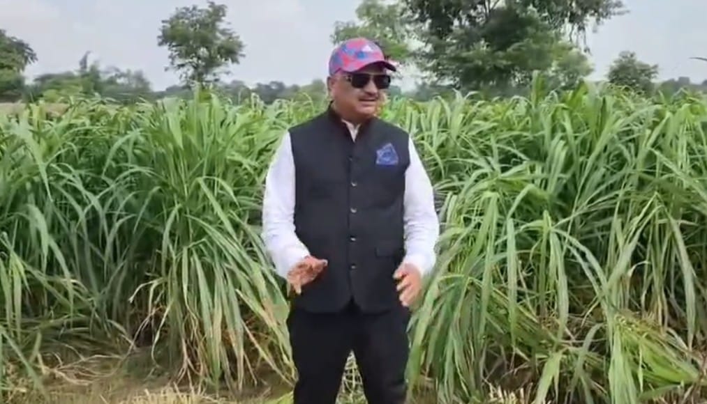 सूट-बूट में खेतों में डीएम! जौनपुर के जिलाधिकारी का फिल्मी अंदाज हुआ ...