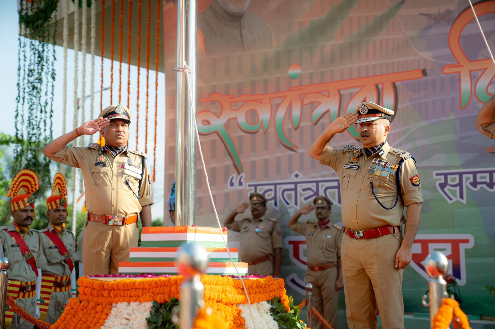 उत्तर प्रदेश पुलिस मुख्यालय में ध्वजारोहण, उत्कृष्ट कर्मियों को अलंकरण ...